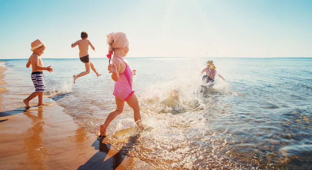 25 Best Games To Play At The Beach For Kids, Families, And Adults